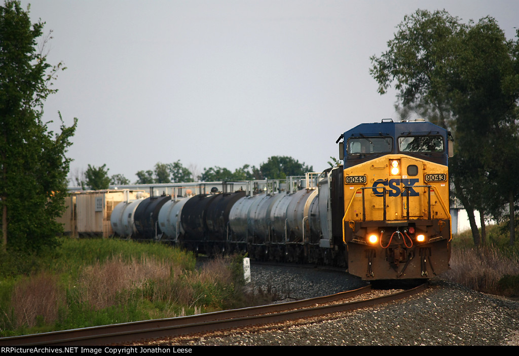 CSX 9043 rolls west with Q335-05